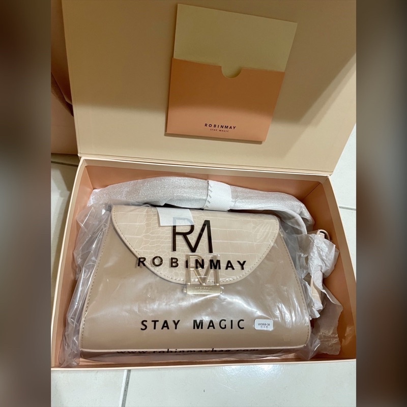 ROBINMAY煙醺搖滾斜背包（摩卡杏）全新完全未拆封(內附保證卡) | 蝦皮購物