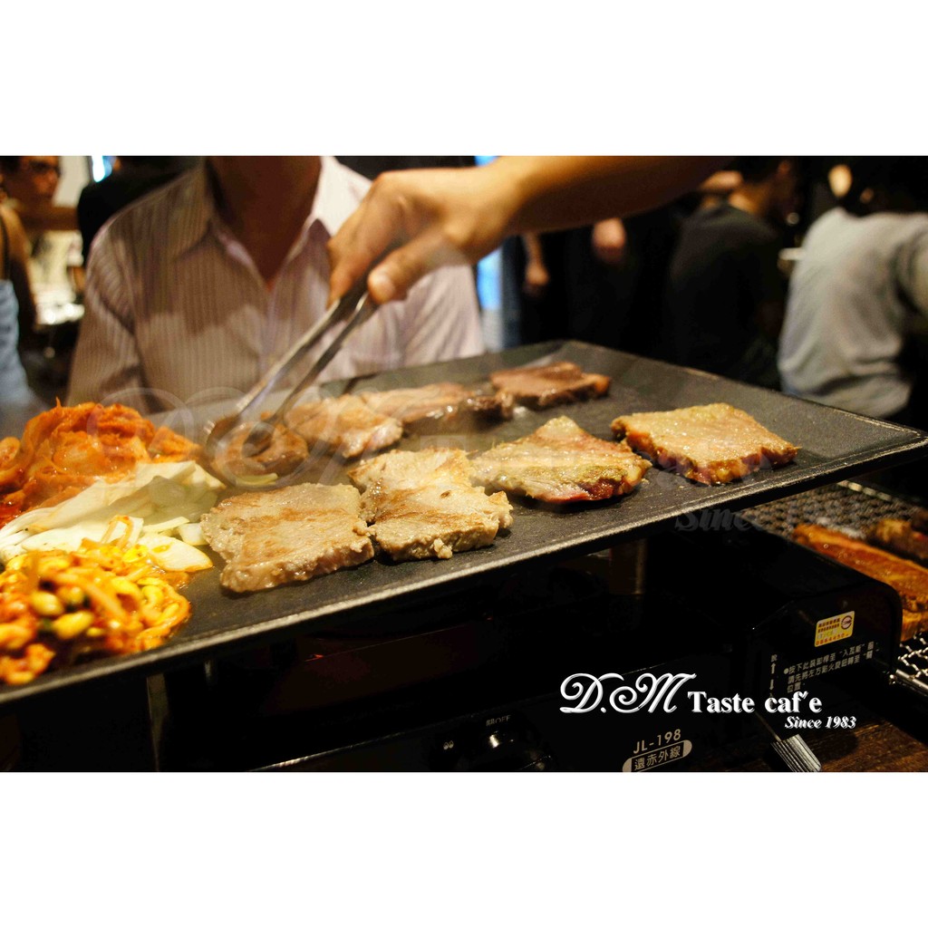 D.M Taste caf'e - 【附發票】韓國斜面油切烤盤/八色豬/烤肉/燒烤/中秋節/圍爐/韓式料理 | 蝦皮購物