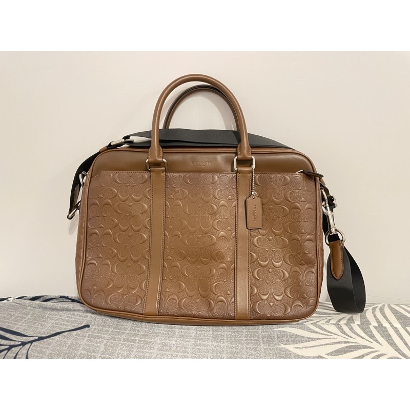 Coach F24860 公事包 斜背包 側背包 經典浮雕標誌 咖啡色 焦糖色 | 蝦皮購物