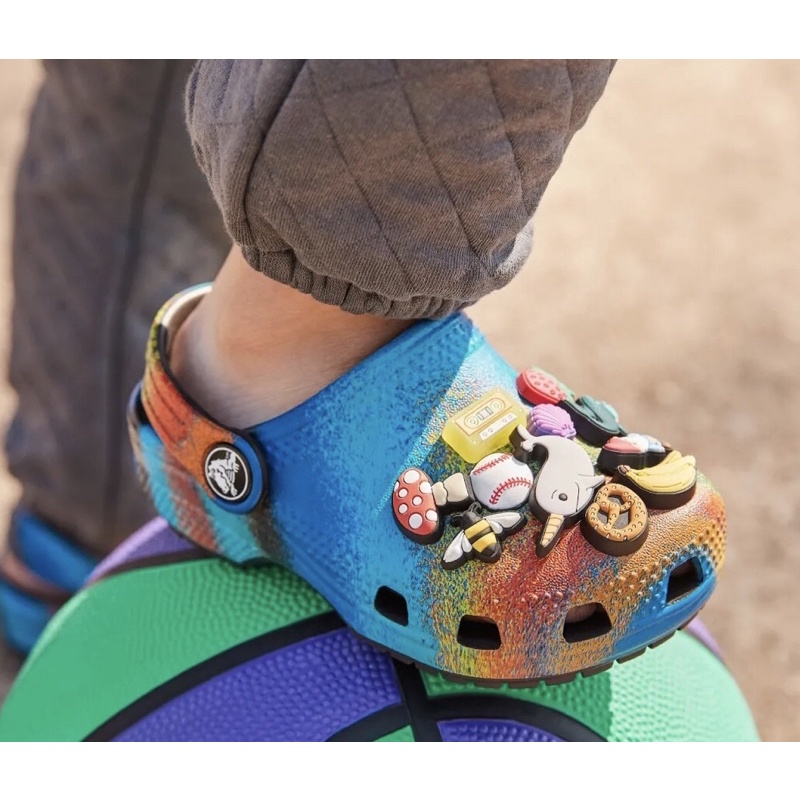 AW22 Crocs 卡駱馳 (中性鞋)(洞洞鞋） 經典星際渲染克駱格-208054-94S/0C4 | 蝦皮購物