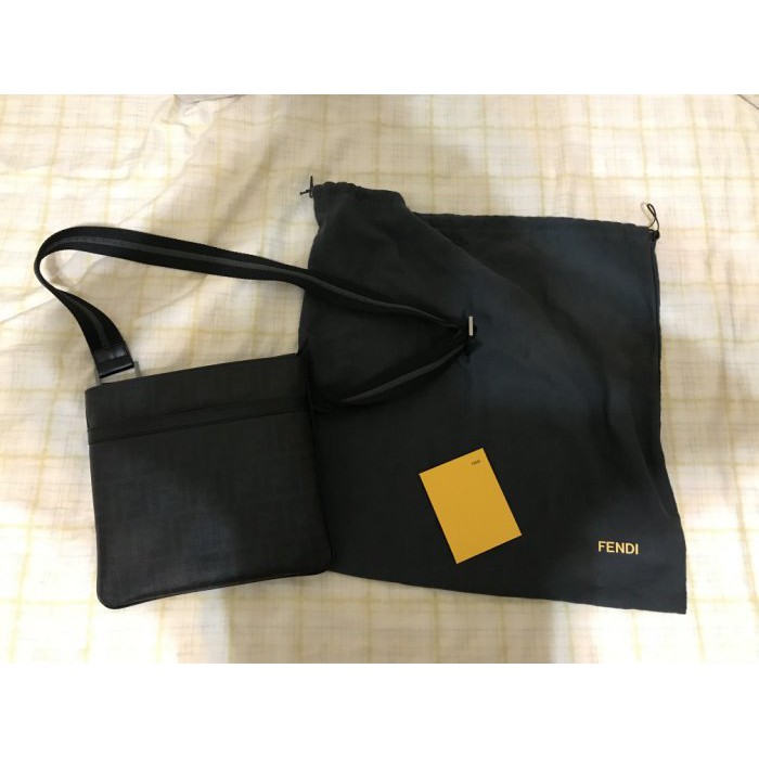 FENDI~經典FF LOGO message bag( 防刮PVC拉鍊斜背記者包) | 蝦皮購物