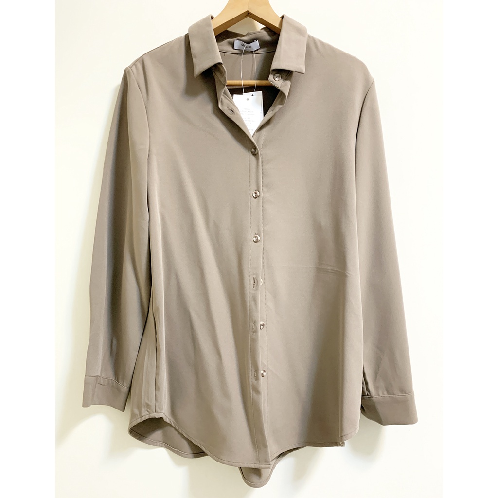 【全新 GENQUO 吊牌未剪】簡約設計質感綁帶襯衫 卡其杏 S號 吊牌未剪 長袖 襯衫 雪紡 面試 上班 休閒 穿搭 | 蝦皮購物