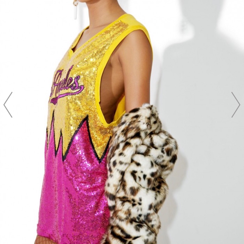 湖人球衣式亮片上衣（圖取自dollskill) | 蝦皮購物