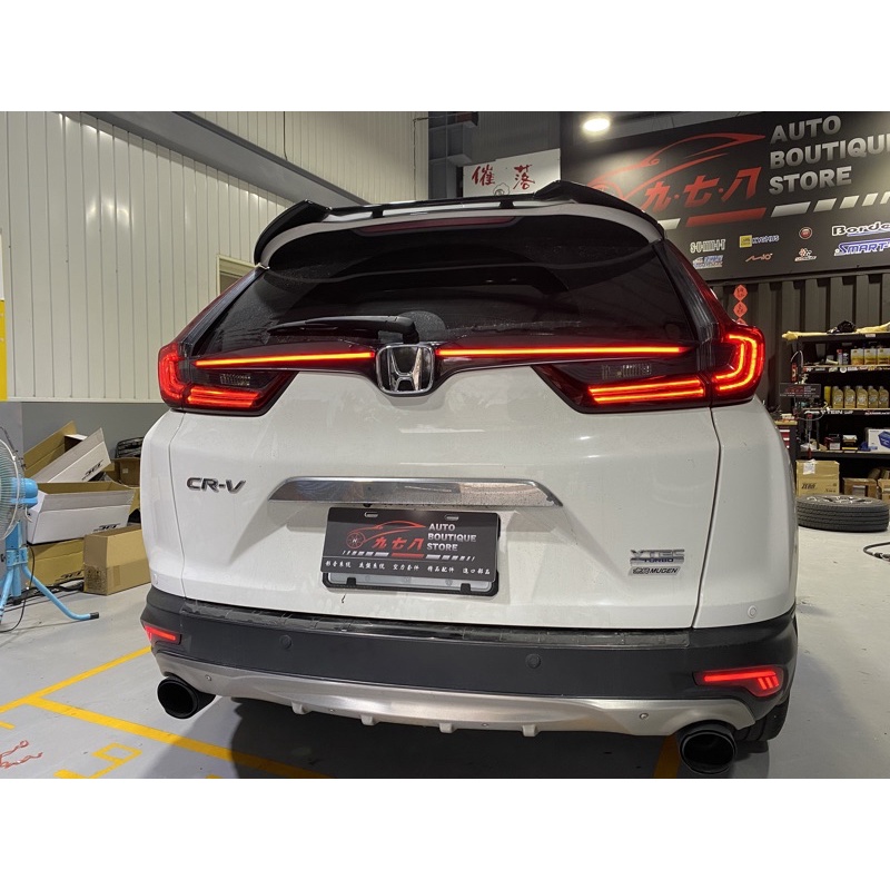 九七八汽車精品 本田 HONDA CRV5 CRV5.5 專用 亮黑色 中尾翼 + 導光燈 貫穿尾燈 帥帥的！ | 蝦皮購物