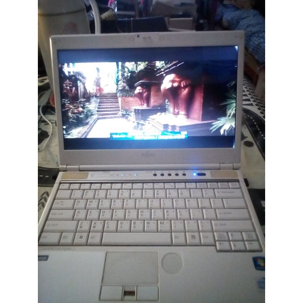 日本富士通sh560筆電 記憶體4g 螢幕有一細線 鍵盤會亂碼 系統僅供參考 搭配logitech無線鍵盤 1499元 | 蝦皮購物