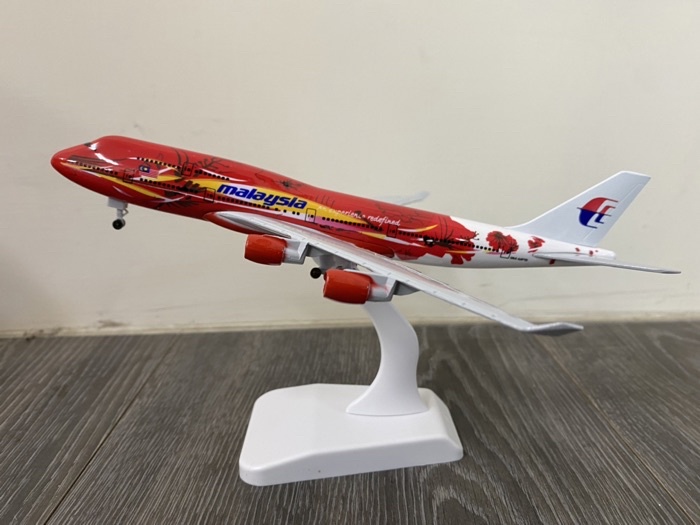 【壓箱寶玩具】現貨 馬來西亞航空 波音747-400 大紅花彩繪機 含起落架 展示架 | 蝦皮購物