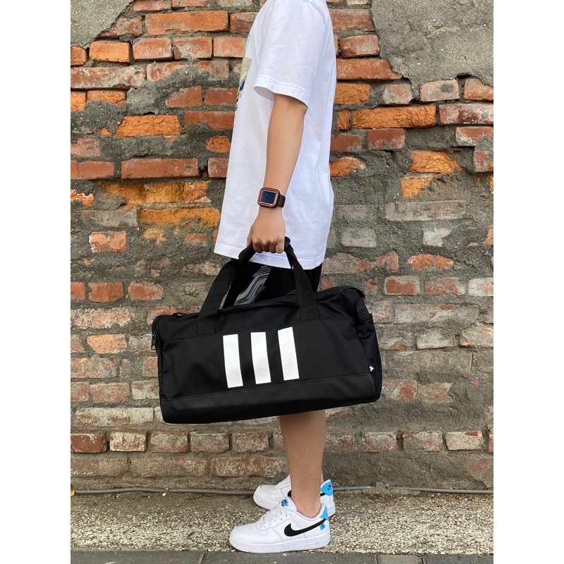 【現貨 開發票】愛迪達 旅行袋 健身袋 衣物袋 黑色 運動袋 健身包 手提袋 側背袋 行李袋 側背包 旅遊包 詹姆士的店 | 蝦皮購物