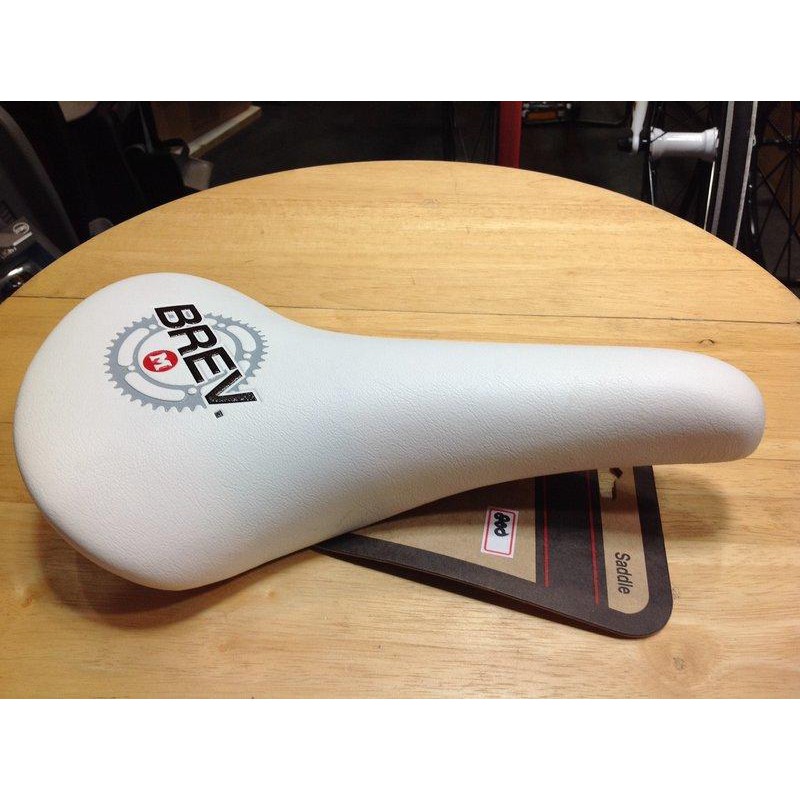 特價【鐵馬假期】全新 BREV MASI 單速車 公路車 單車 坐墊 白色 LOGO款 | 蝦皮購物