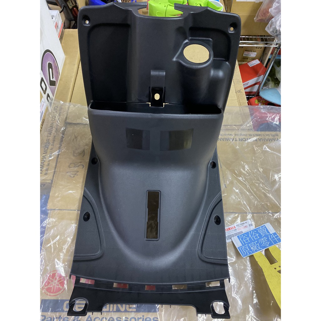 俗俗賣YAMAHA山葉原廠 腳防護板總成 RS 100 有磁石款 內裝 前內物箱 料號：5SK-F8300-10 | 蝦皮購物
