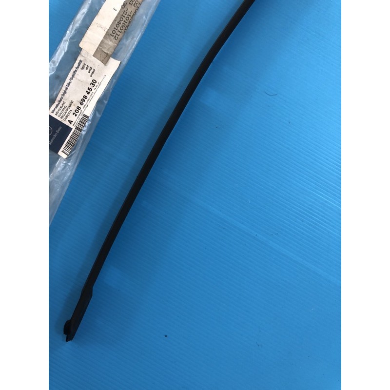 BENZ 2086984530 後葉子板下膠條 LH W208 | 蝦皮購物