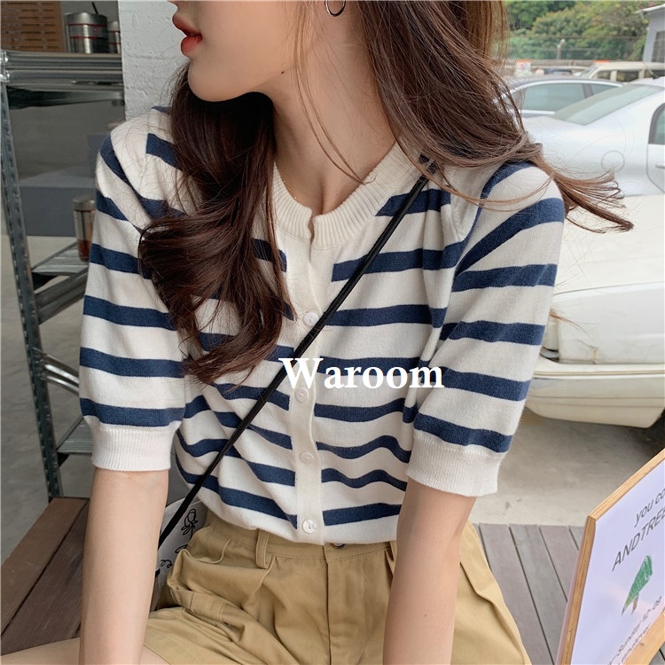 Waroom|現貨 S154 韓系V領條紋短版針織上衣|女裝|休閒|百搭|短袖上衣|POLO衫|T恤|鈕扣上衣|短袖針織 | 蝦皮購物