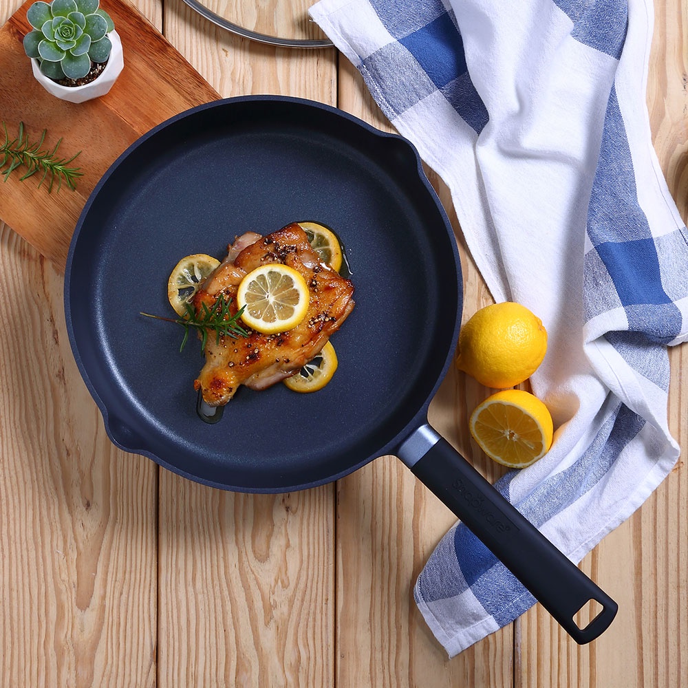 美國康寧 Snapware臻釜鑄造不沾平底鍋28CM | 蝦皮購物