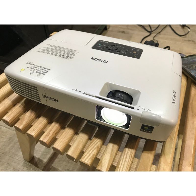 EPSON EB-1720投影機 近新燈 附HDMI轉接 輕薄好攜 露營簡報會議及遊戲投影實用 | 蝦皮購物
