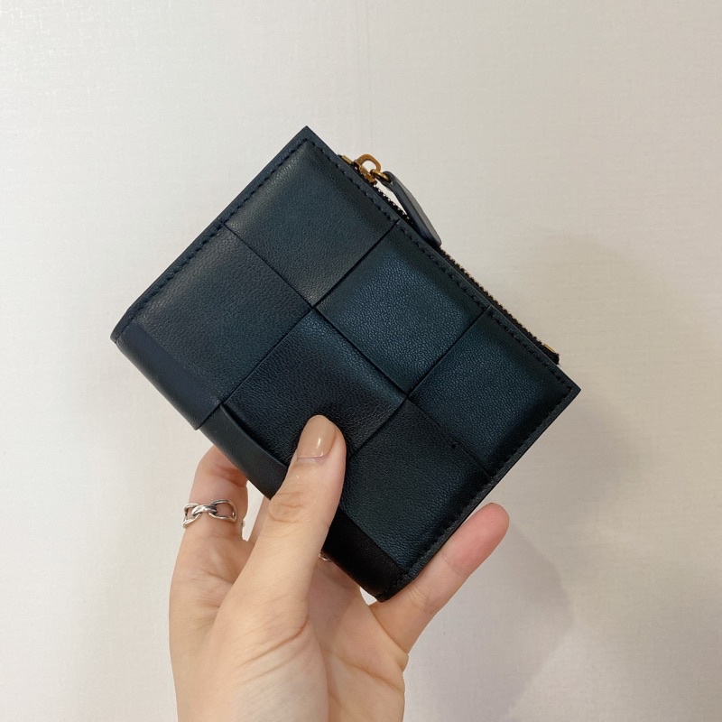 【現貨】爆單款🖤 小羊皮 短夾🔥🔥｜正韓空運🇰🇷 ｜韓國 寬版 編織 真皮 短夾。實拍📹 65C01 | 蝦皮購物