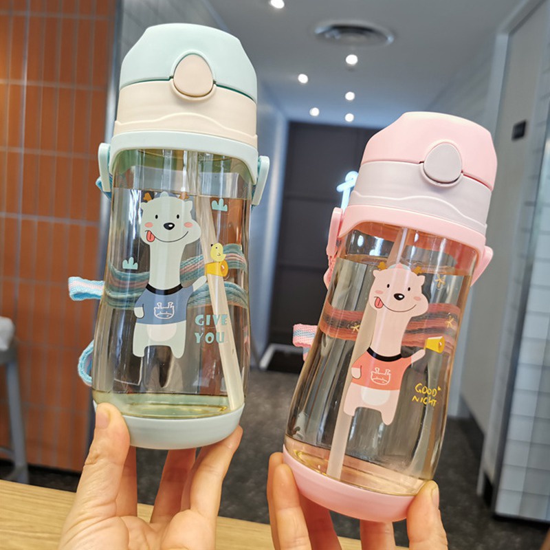 BOBORA 新款學生揹帶水壺 560ML 長頸鹿兒童卡通吸管杯 便攜戶外彈跳水杯 | 蝦皮購物
