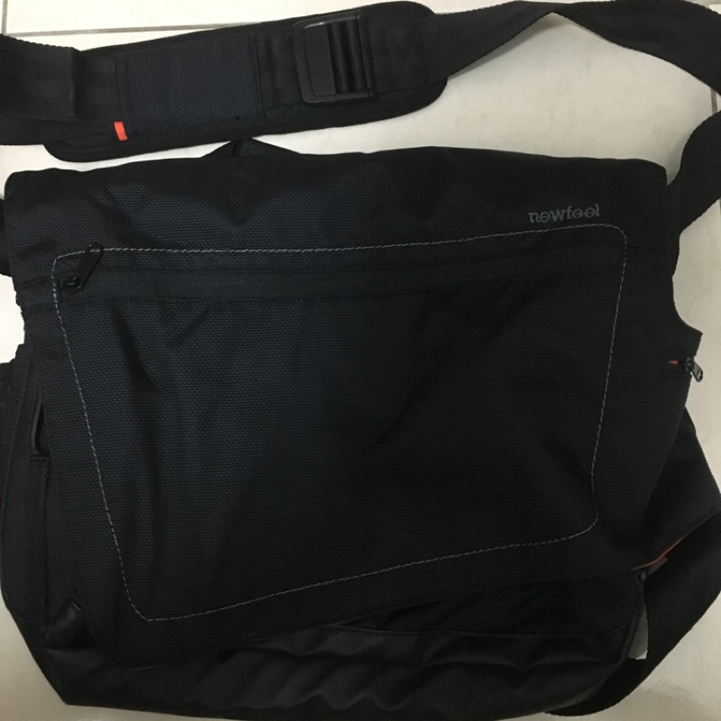 全新 迪卡儂 NEWFEEL Backenger UP 20公升 斜背包/雙肩包/手提包/電腦包 多功能實用性強 | 蝦皮購物
