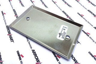 美國 COOPER 93151 (無孔插座&裝飾用)(同HUBBELL SS13) 材質304SS 盲蓋白鐵蓋板＆面板 | 蝦皮購物