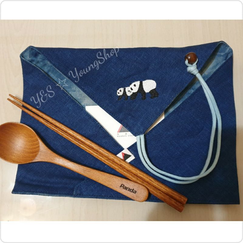 光山行 熊貓款藍染餐具包 Kousan Craft Panda 餐具包 熊貓款 木筷 湯匙 環保餐具 電繡熊貓 | 蝦皮購物