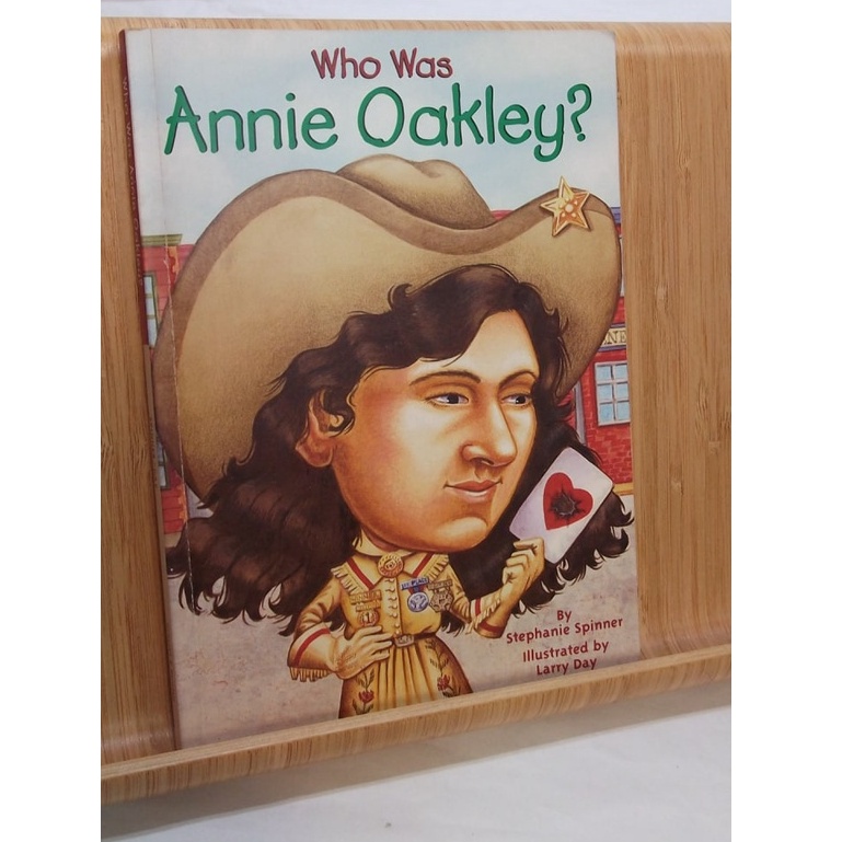 「二手書」Who Was Annie Oakley? by Stephanie Spinner 安妮‧歐克麗 | 蝦皮購物