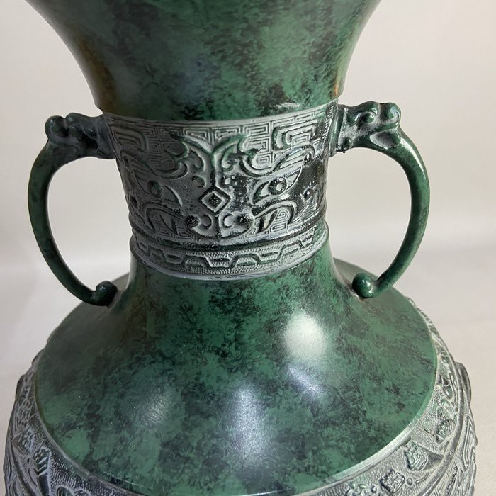 大瑞古玩~藏家委託品~正宗老日本古美術天龍作落款饕餮紋獸耳青銅 大瑞古玩~藏家委託品~正宗老日本古美術天龍作落款饕餮紋獸耳青銅