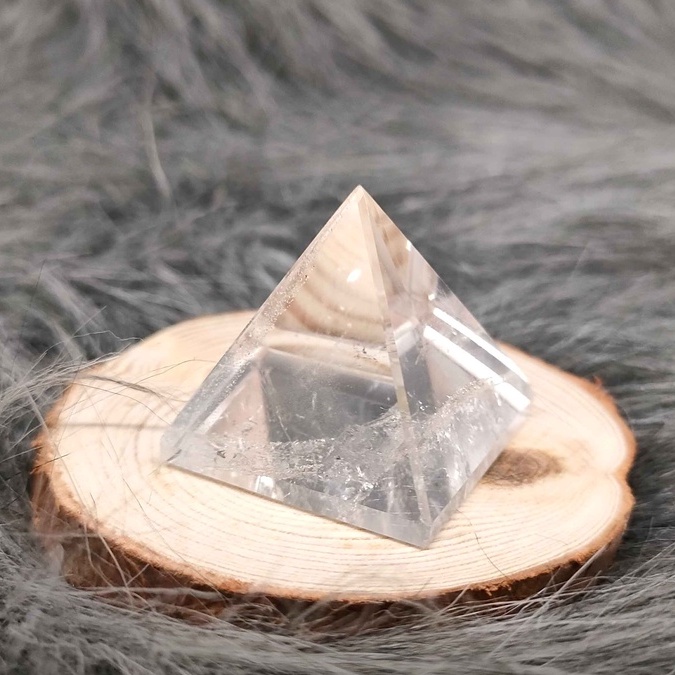 [硯嵐水晶 YL Crystal]《金字塔水晶》水晶金字塔 白水晶 紫晶 螢石 草莓晶 改善磁場 /消磁 | 蝦皮購物