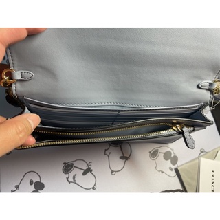 ｛Coach ️}全新現貨⋯淺藍色壓紋大馬車Logo WOC包 | 蝦皮購物