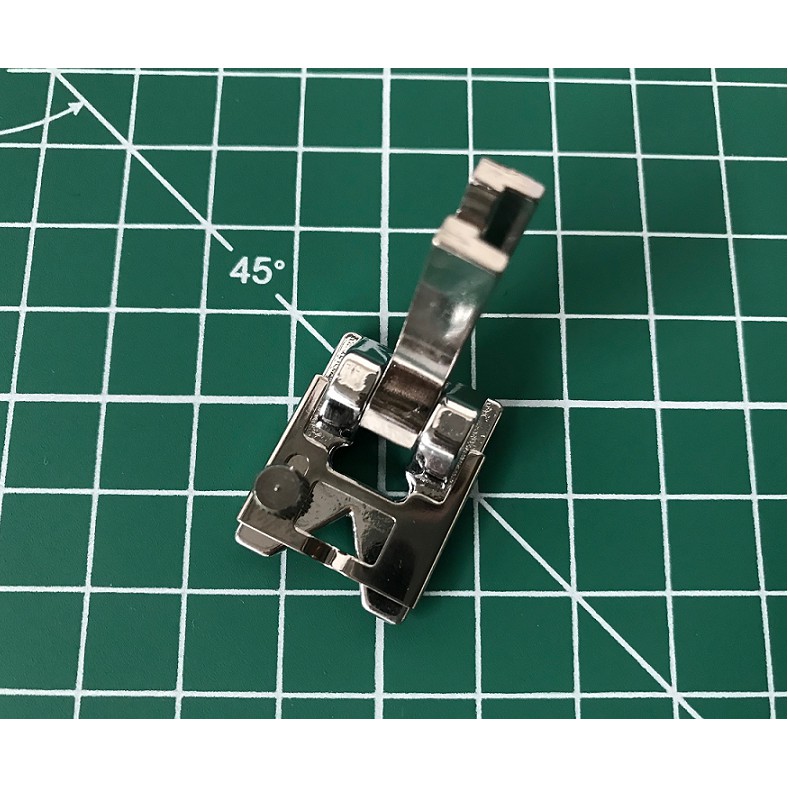 勝家斜針壓腳, 珍珠縫壓腳, 可車鬆緊帶,亮片,織帶, 串珠. BRAIDING FOOT(SINGER 9,6 系列) | 蝦皮購物