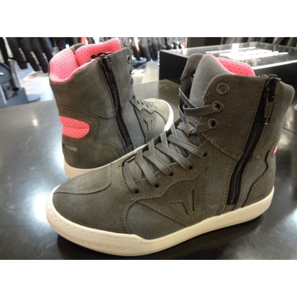 瀧澤部品 義大利 DAINESE 丹尼斯 METROPOLIS LADY 女版 灰粉 透氣 防摔車靴 休閒復古 通勤機車 | 蝦皮購物