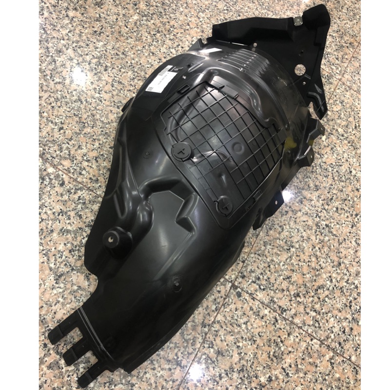 BENZ 2056903401 前葉內龜膠板 RH W205(前段) | 蝦皮購物