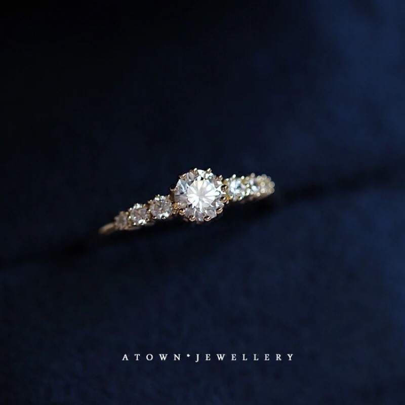 ATOWN 輕珠寶 純9K黃金 蛋糕邊7顆鑲鑽超閃小華麗日系戒指 | 蝦皮購物