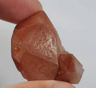 ***原礦屋*** 對應臍輪、海底輪！A級廣東紅水晶完整原礦17.44g (尖端無損)！(靜心、招財、冥想、靈修) | 蝦皮購物