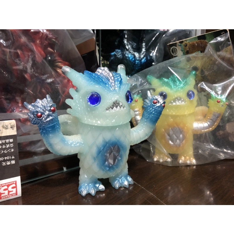 blackseed 蟹蟹 鳳梨三頭龍 TTF 靠邊走 夜光 藍色 黃色 sofubi kaiju 怪獸 軟膠 設計師 | 蝦皮購物