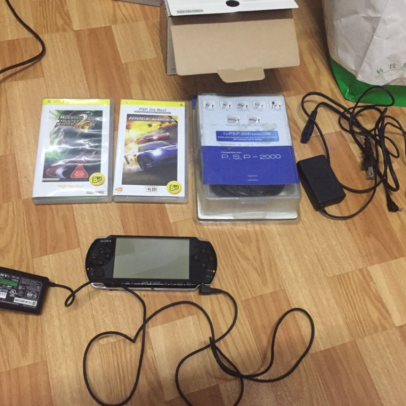 童年回憶 PSP 3007款 隨便賣 附賽車及魔物獵人 還有兩條充電線 電視線 32G記憶卡 盒裝完整 功能正常 | 蝦皮購物