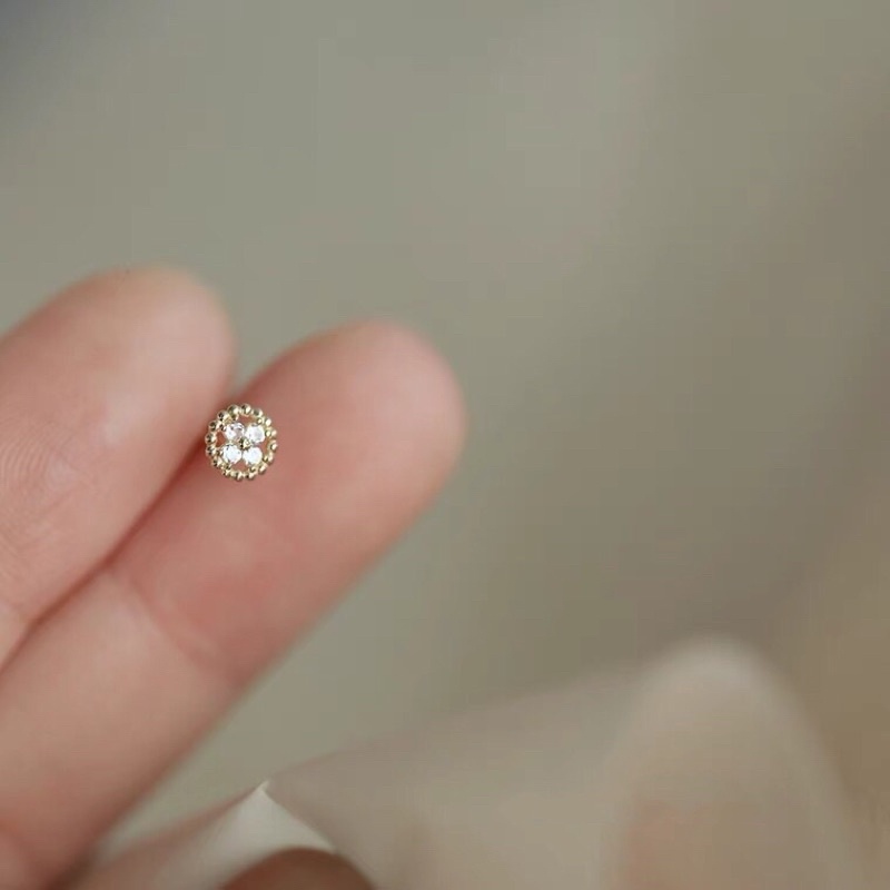 =現貨= ATOWN 輕珠寶 純9K黃金 豆豆邊十字小花圓盤耳環耳釘 | 蝦皮購物