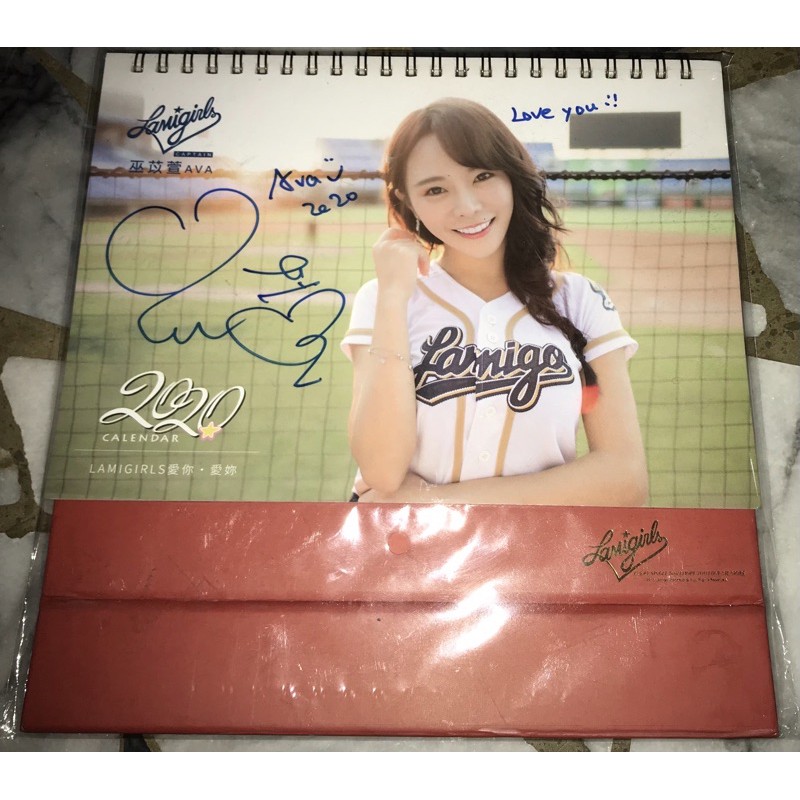 （樂天女孩）永遠記得LamiGirls 2020官方桌曆 隊長巫苡萱AVA 親筆簽名版 | 蝦皮購物
