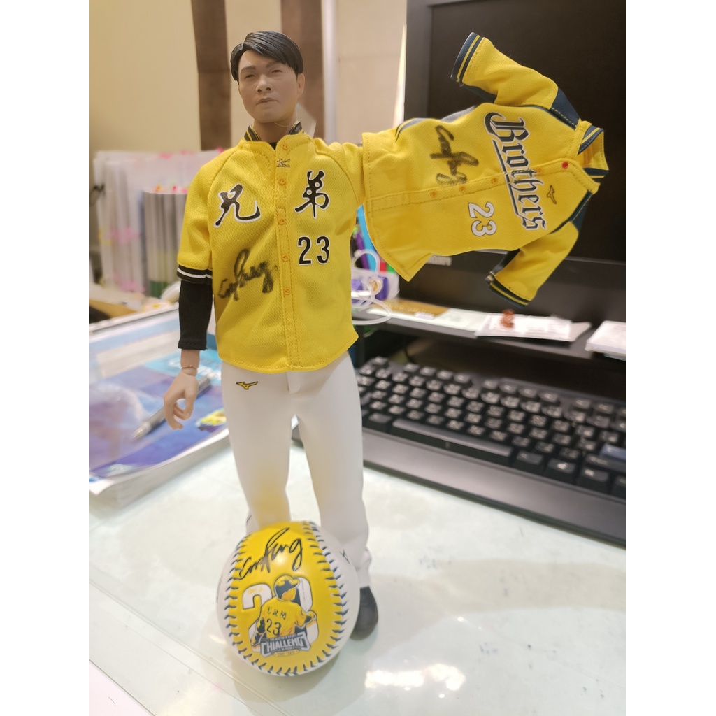 (記得小舖)向傳奇致敬 CPBL 彭政閔 2019年恰是傳奇 親筆簽名12吋可動人偶 限定500個 | 蝦皮購物