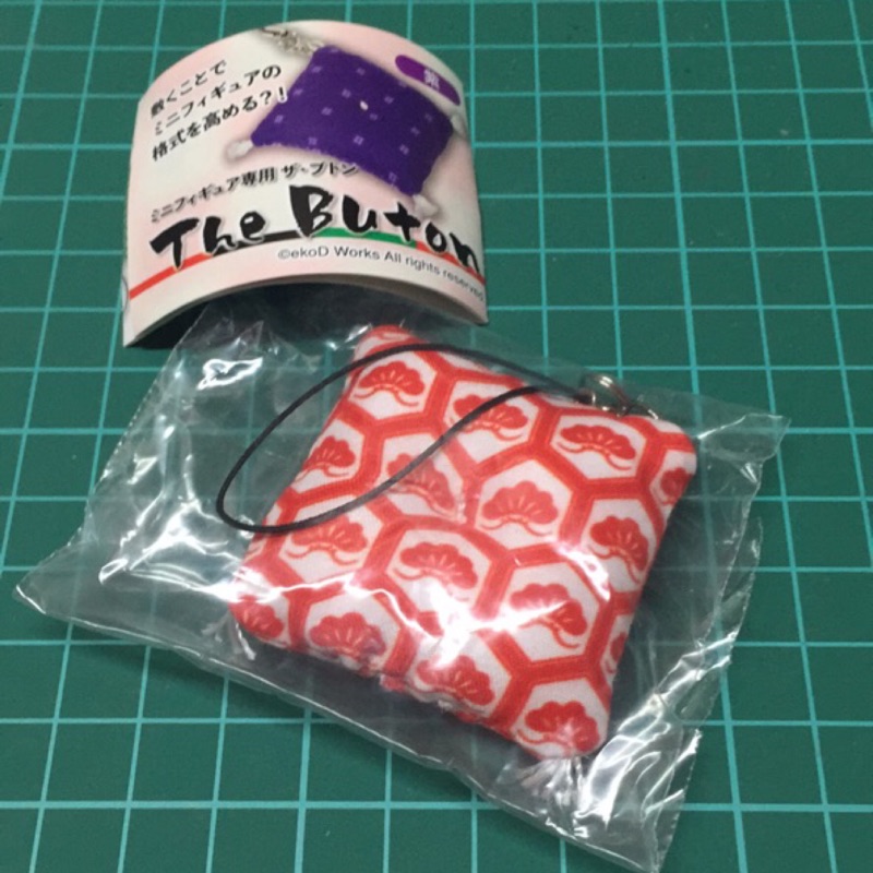 The Buton 坐墊 座墊 扭蛋 轉蛋 吊飾 | 蝦皮購物