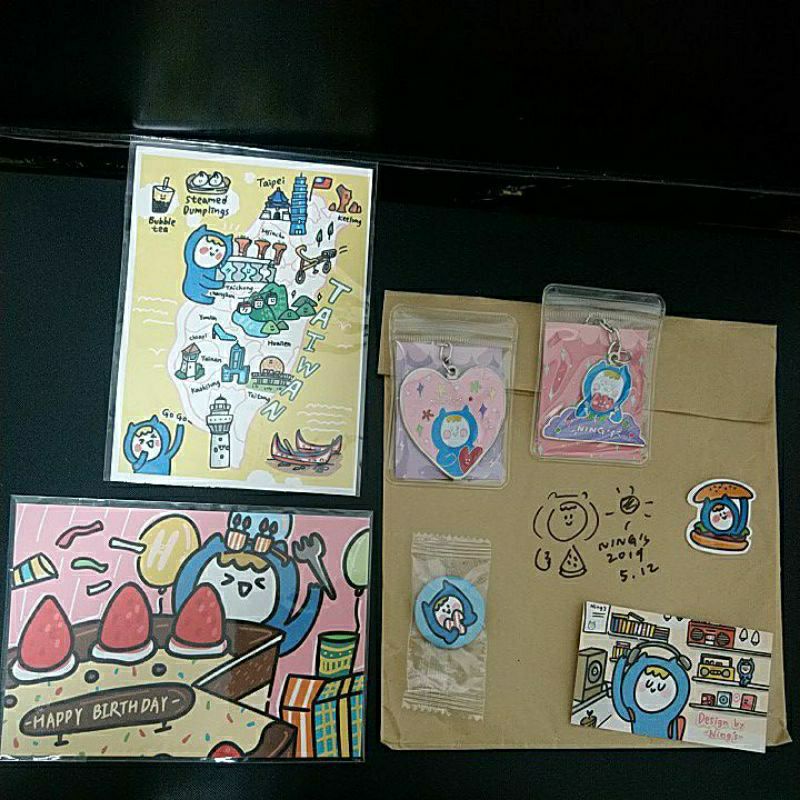 ning's 親筆簽名 插畫圖文家 商品如圖 合售 鑰匙圈 明信卡 徽章 貼紙 還有名片 | 蝦皮購物