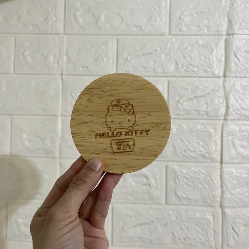 【台鐵限量紀念品】Hello Kitty 原木杯墊/杯蓋 雙面兩用 | 蝦皮購物