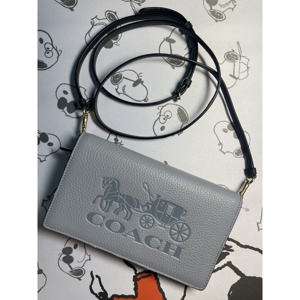 ｛Coach ️}全新現貨⋯淺藍色壓紋大馬車Logo WOC包 | 蝦皮購物