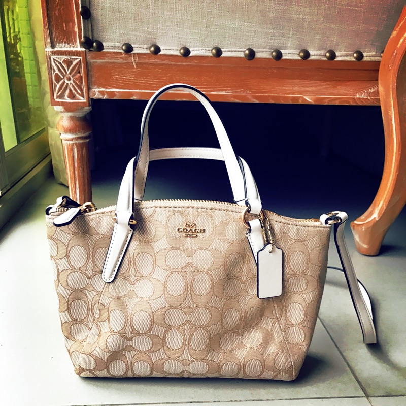 全新coach斜背包，經典提花布，米金色 | 蝦皮購物