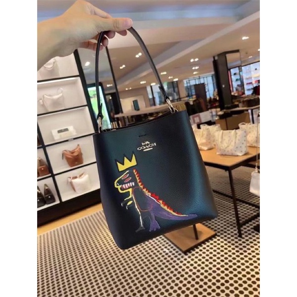 [💕Coach 美國🇺🇸正品]C6073 Basquiat塗鴉大師&COACH聯名款恐龍水桶包5787 | 蝦皮購物
