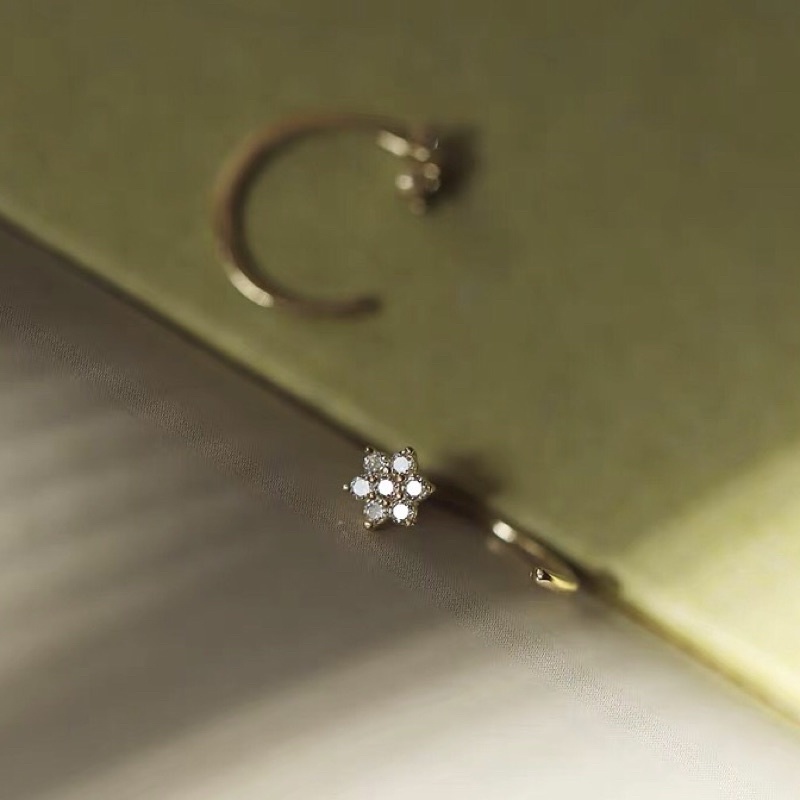 ATOWN 輕珠寶 純9K黃金 優雅六鑽小花耳圈耳環 半圓圈C字耳釘耳勾 | 蝦皮購物