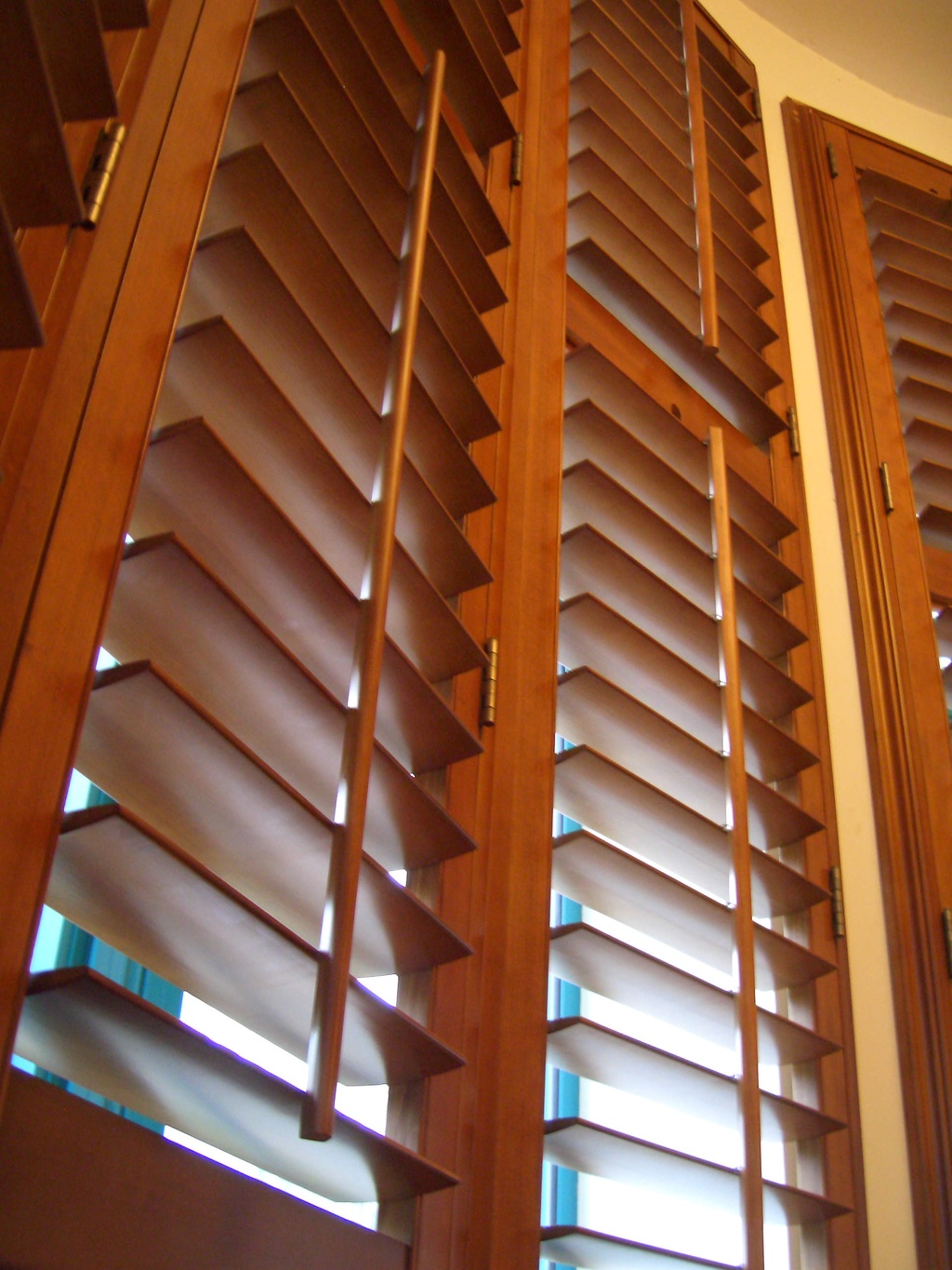 真正實木定制, 上色系列百葉門窗 Robot Shutters，$12.99美元/平方英尺(臺幣4300元/平方米) | 蝦皮購物