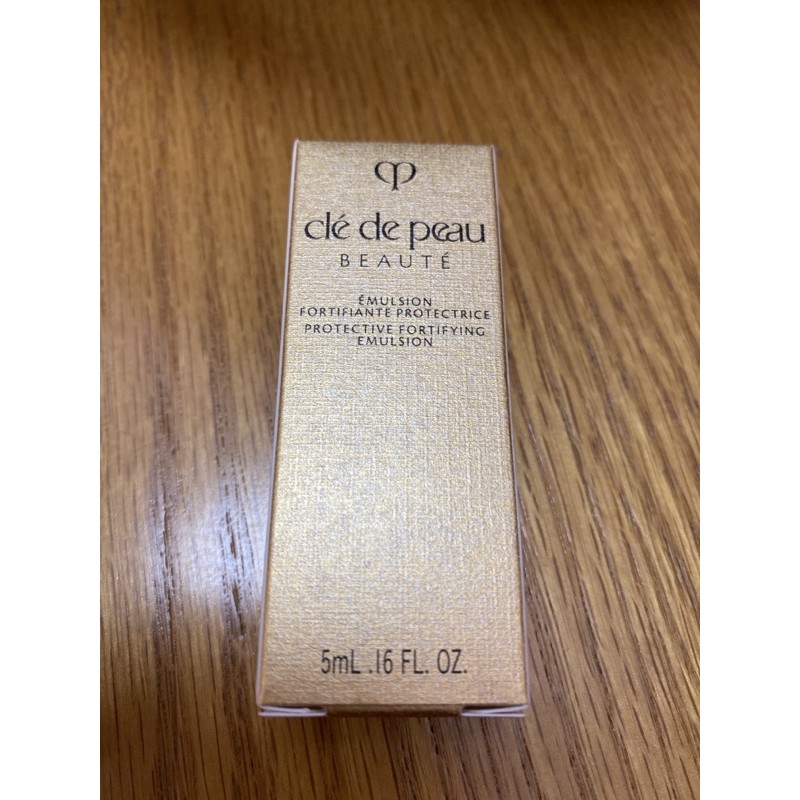 cpb肌膚之鑰 cle de peau 精萃光采防護精華乳 5ml | 蝦皮購物