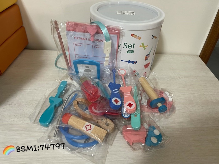 現貨出貨/開發票 】桶裝兒童仿真醫生玩具套裝男孩醫生女孩護士打針聽診器木制套装 | 蝦皮購物