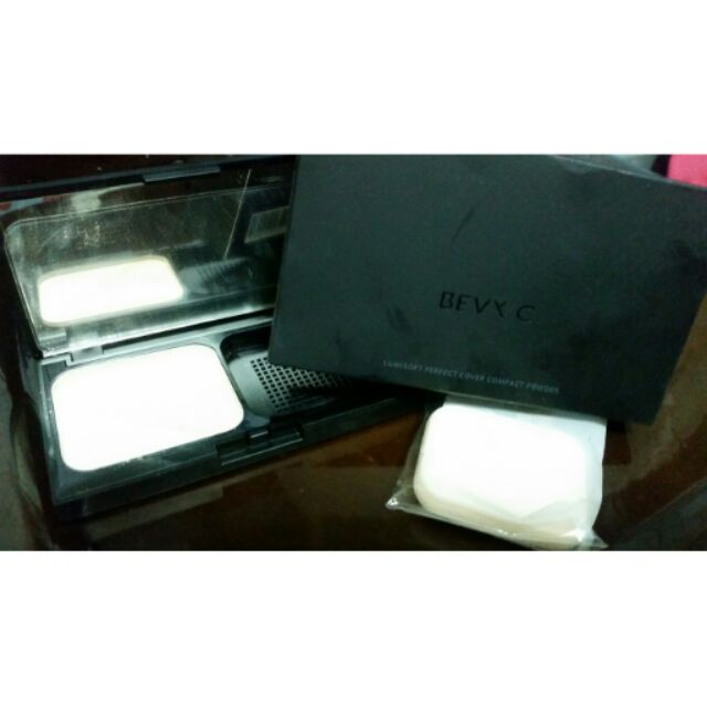 BEVY C. 裸紗親膚凝光粉餅11g 自然色 （附全新柔膚彈力粉撲x1） | 蝦皮購物