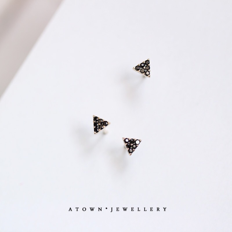 =現貨= ATOWN 輕珠寶 純9K黃金 小黑三角鑲黑鋯鑽迷你三角形耳釘耳骨釘耳環 | 蝦皮購物