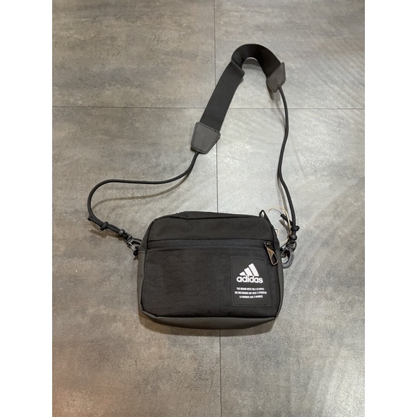 🌹斑馬團🌹Adidas 小側背包/小包/百搭/輕巧/實用/搶手貨/潮流/時尚/簡單/必備單品/方便/HB1312 | 蝦皮購物