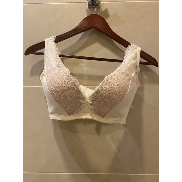 [全新正貨] Qmomo 【早安妞！Morning Bra】軟鋼圈深V蕾絲日間美胸內衣(香草卡士達) 75I | 蝦皮購物